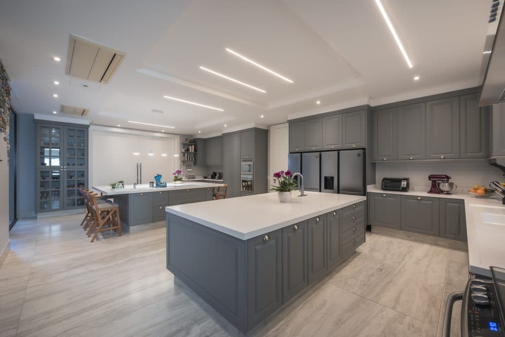 Projeto do dia: cozinha em cinza escuro e estilo clássico