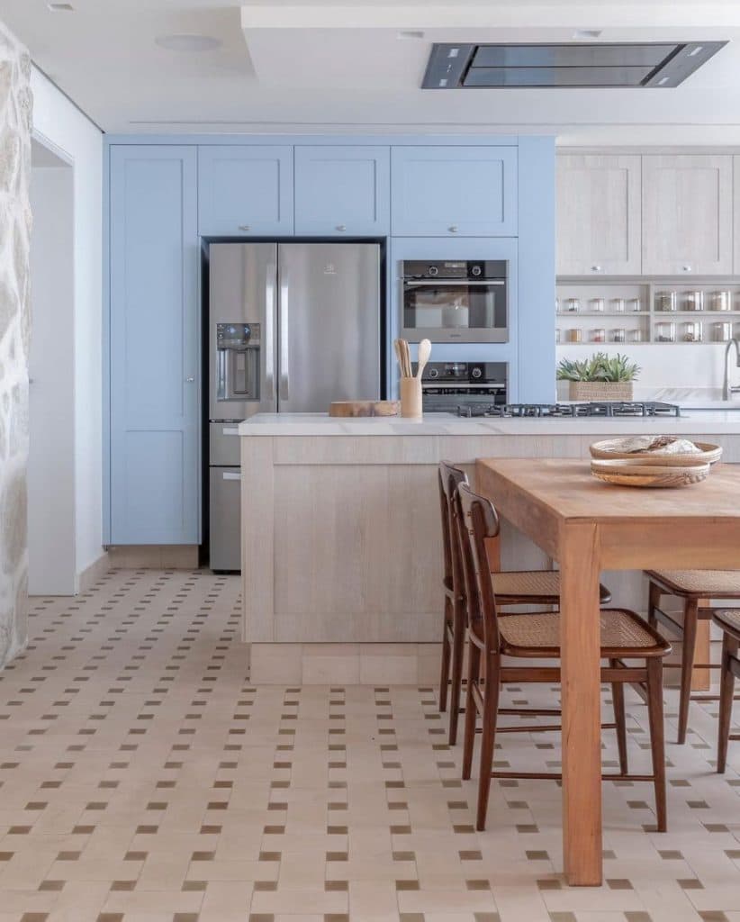 Projeto do dia: uma cozinha azul que traz o clima do campo para a cidade