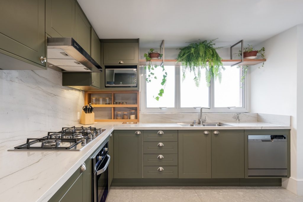 Projeto do dia: cozinha com marcenaria verde musgo