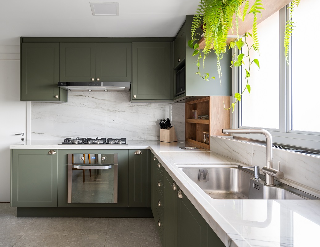 Projeto do dia: cozinha com marcenaria verde musgo