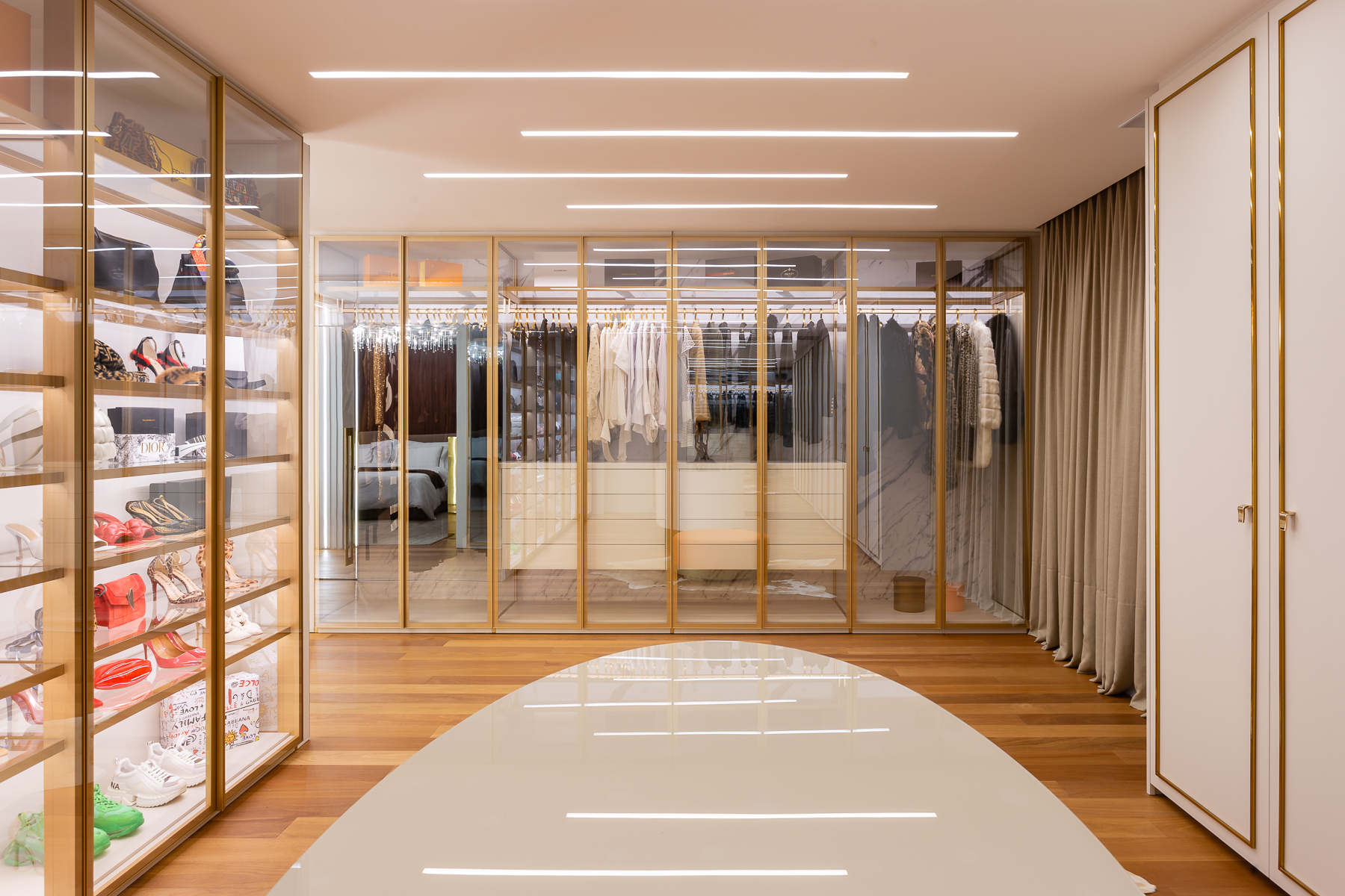 Closet dos sonhos: vidro e madeira em um projeto incrível