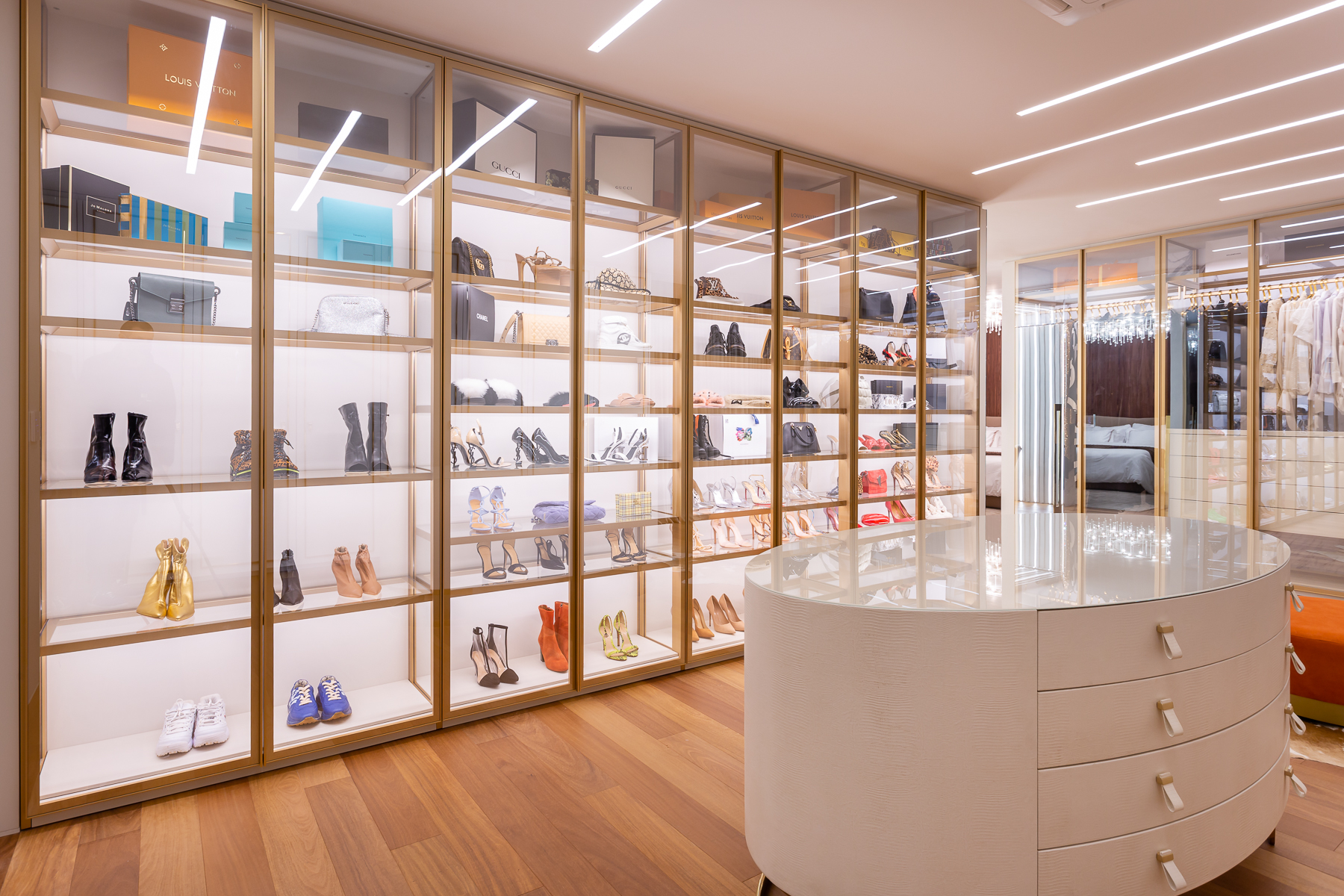 Closet dos sonhos: vidro e madeira em um projeto incrível