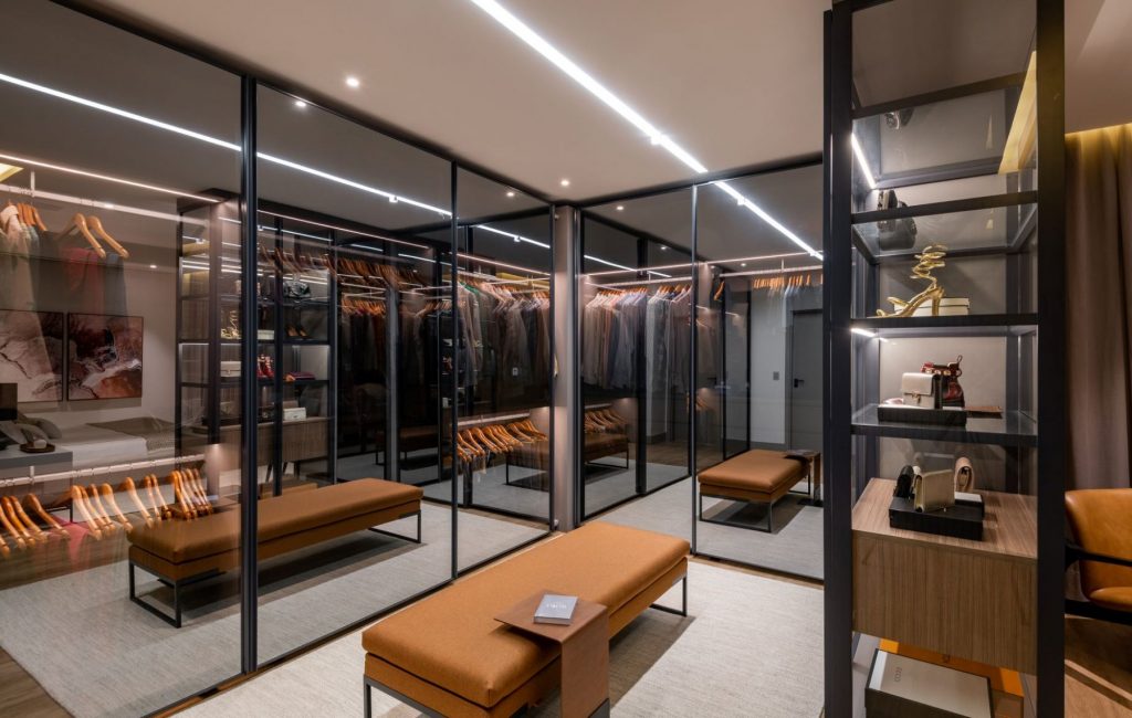 Portas de vidro e iluminação para o closet master