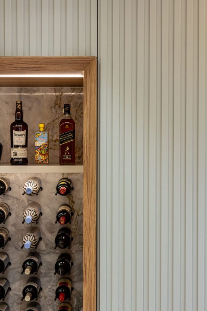 Adega integrada: o charme em dispor sua coleção de bebidas com estilo
